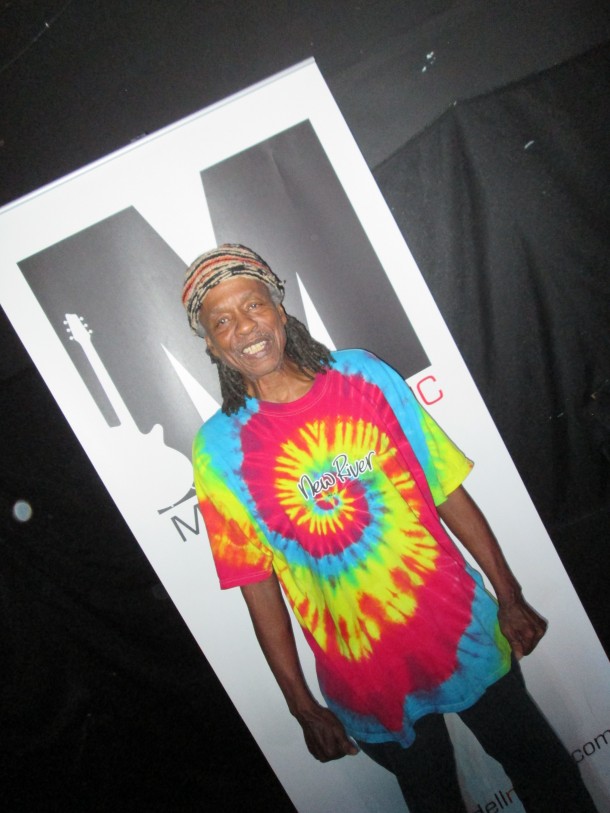 Calvin 'Fuzzy' Samuel Plays Backstage - Mundell Music