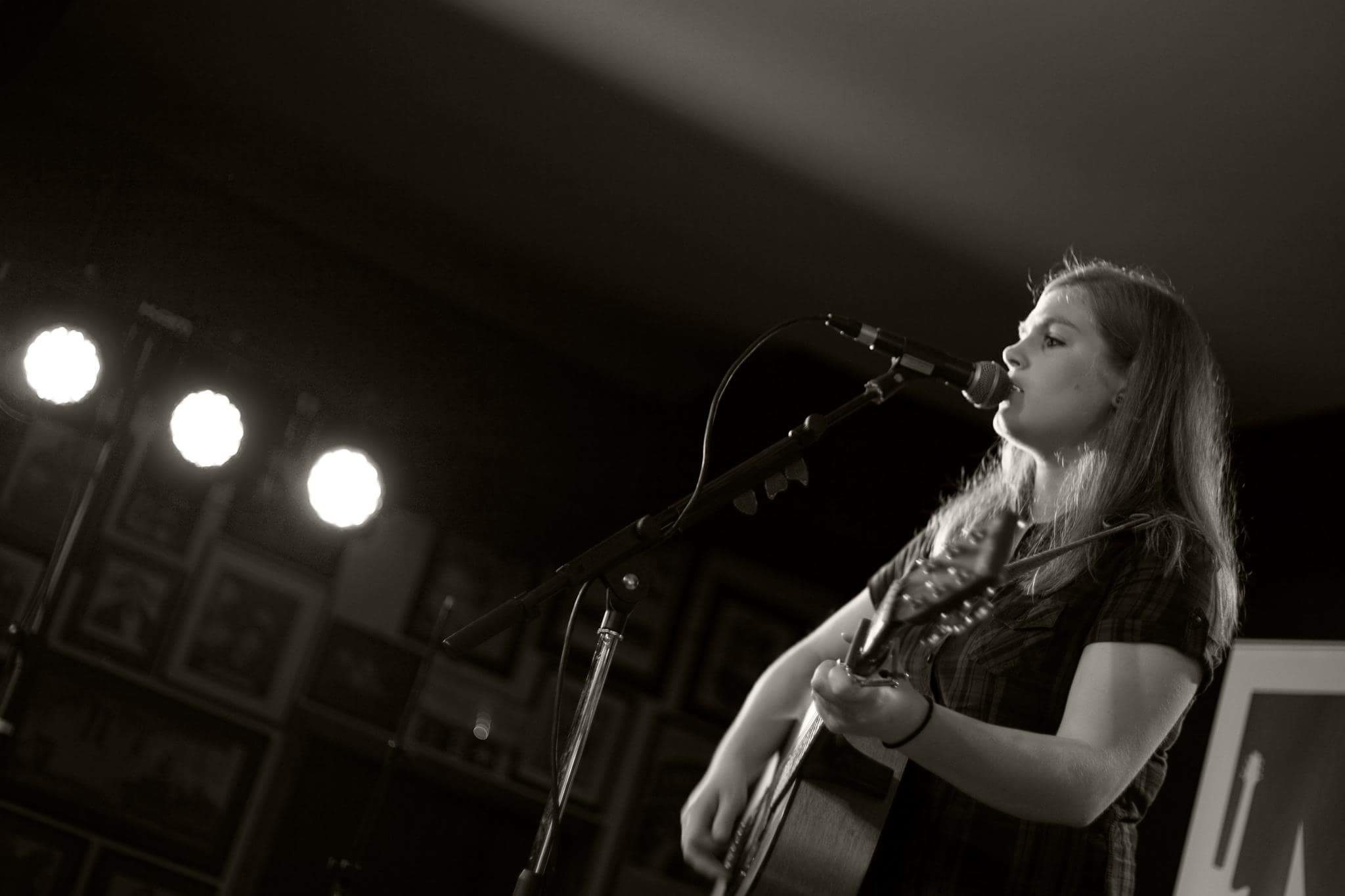 Gilly Shack & Annie Booth Backstage - Mundell Music